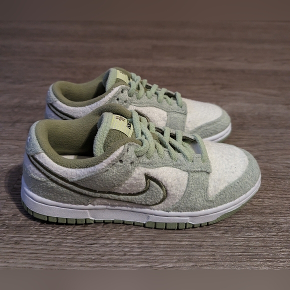 Nike | Shoes | Wmns Nike Dunk Low Se Fleece Honey Dew Womens Size 6 ...